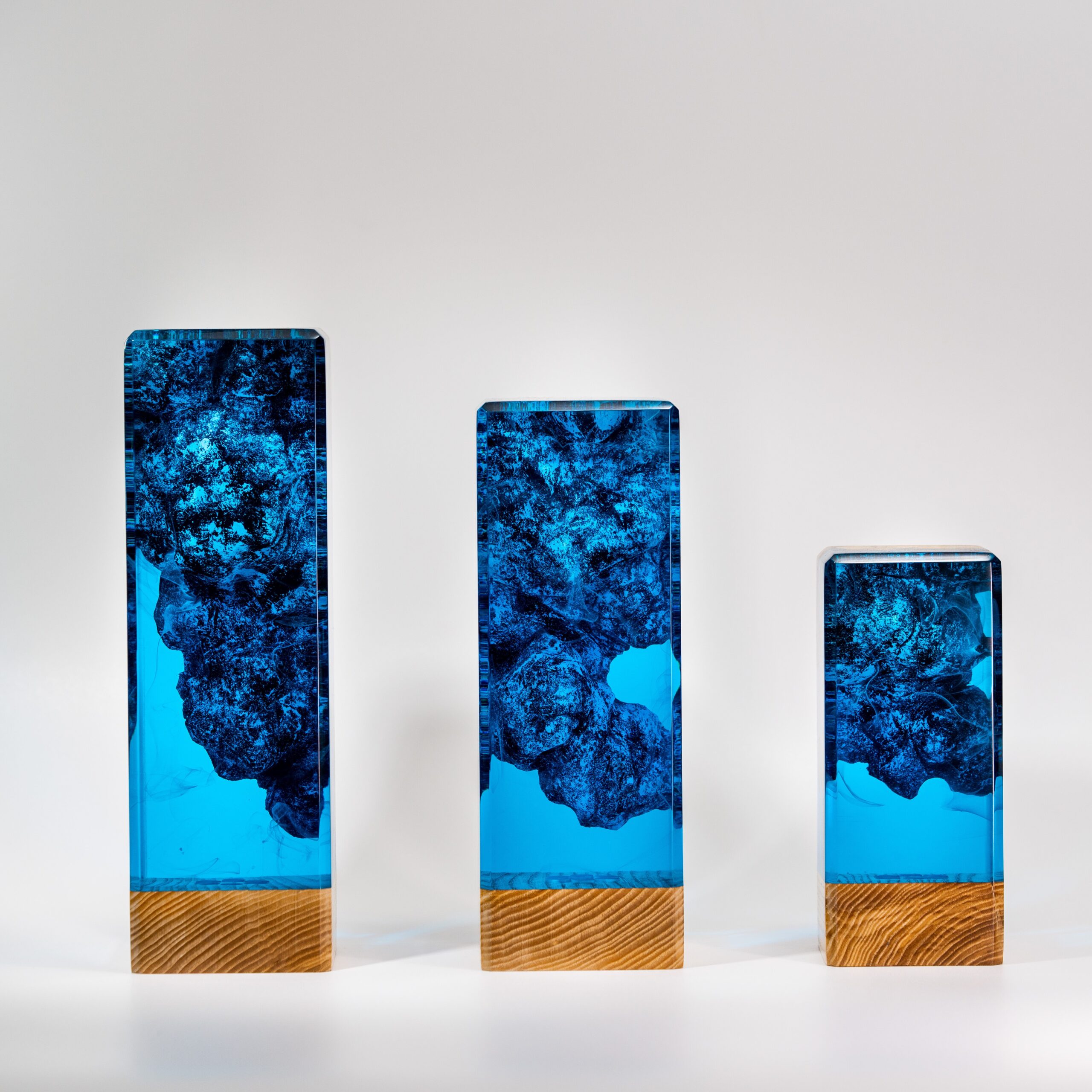 Deep Blue Ocean Resin Lamp - Breakwooden